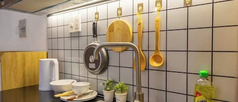 Apartamento Deluxe, 1 quarto, varanda, Vista para a cidade | Cozinha privada | Um frigorífico, um micro-ondas, um forno, uma placa de cozinha