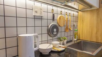 Apartamento Deluxe, 1 quarto, varanda, Vista para a cidade | Cozinha privada | Um frigorífico, um micro-ondas, um forno, uma placa de cozinha