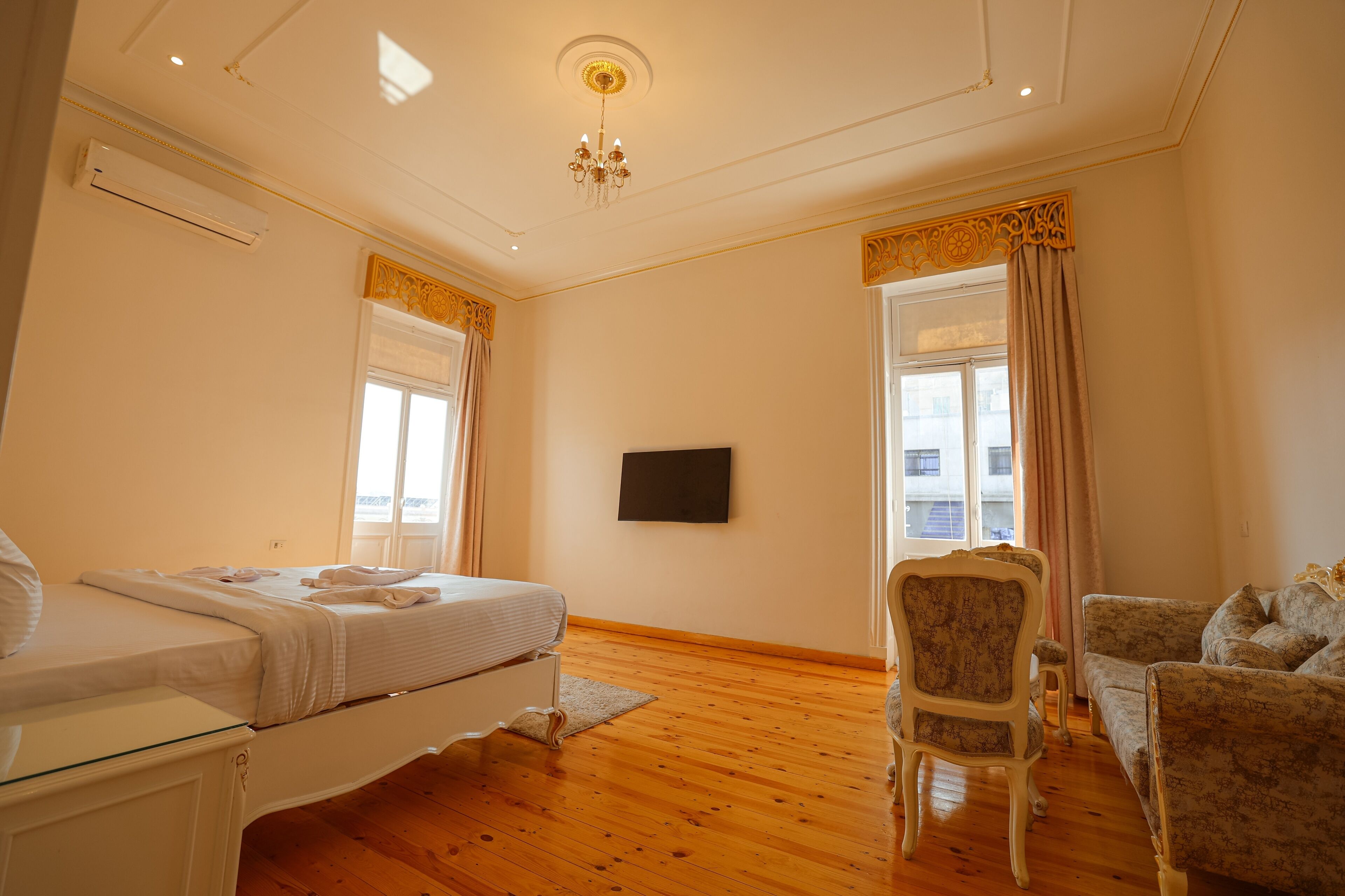 Suite-Estúdio Clássica, 1 cama king-size, varanda, Vista para a cidade | Cofre no quarto, secretária adequada para computadores portáteis 