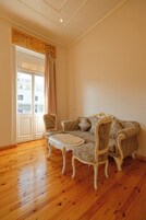 Suite-Estúdio Clássica, 1 cama king-size, varanda, Vista para a cidade | Refeições no quarto