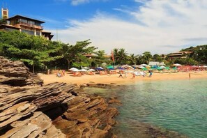 Na praia, praia de areia branca, 4 bares na praia 