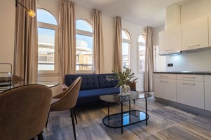 Apartamento família, vista para a cidade | Área de estar | Smart TV 35 polegadas com canais via satélite, Netflix