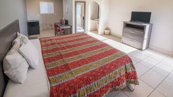 Quarto, 1 cama King | Escrivaninha, ferros/tábuas de passar roupa, Wi-Fi de cortesia