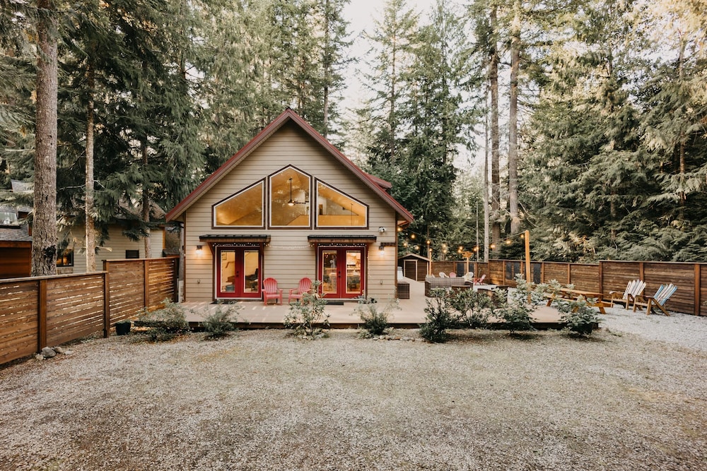 Mt Baker Rim Cabin 24 - Hot Tub, Wifi, Air Conditioning, Sleeps 8 - Glacier, WA