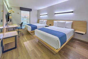 Quarto Standard, 2 camas de casal, Vista para a cidade | Secretária, cortinas/cortinados opacos, ferro/tábua de engomar