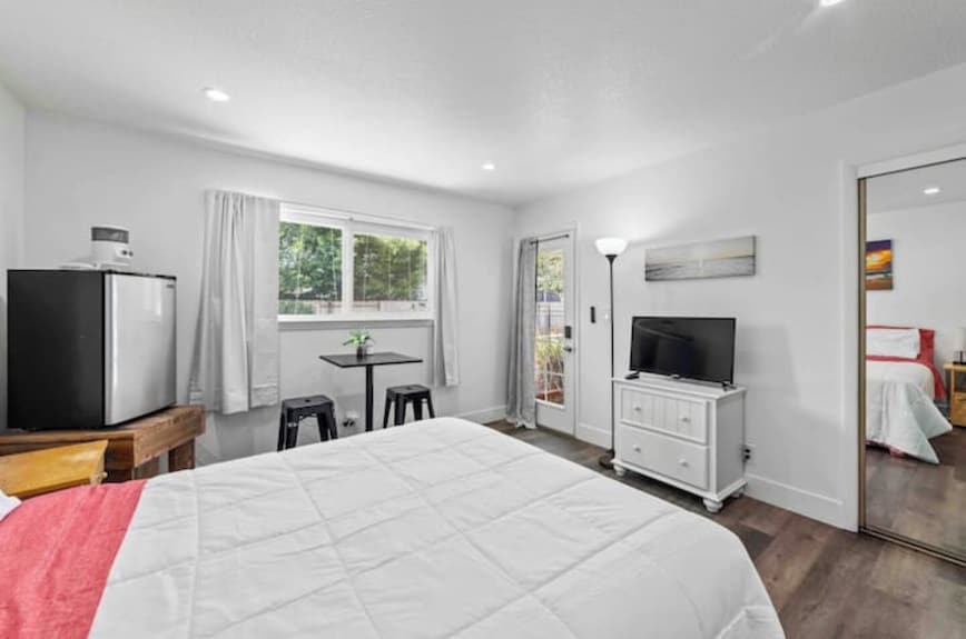 Yuba City Attached, Private Suite - Back Unit- Shared Pool, Backyard, Laundry - 유바 시티