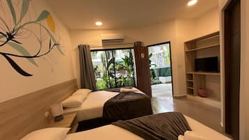 Quarto casal standard, vista para a piscina | 2 quartos, roupas de cama premium, cofres nos quartos