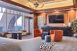 Suite-Estúdio de Luxo, 1 cama king-size, frigorífico, Vista para a cidade | Secretária adequada para computadores portáteis, ferro/tábua de engomar