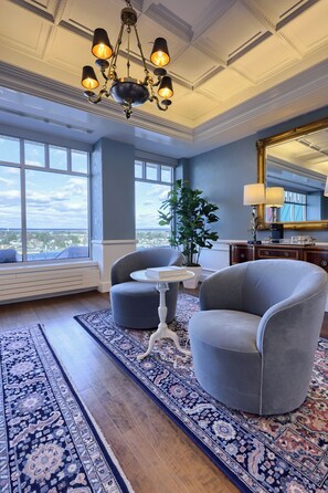 Suite-Estúdio de Luxo, 1 cama king-size, frigorífico, Vista para a cidade | Secretária adequada para computadores portáteis, ferro/tábua de engomar