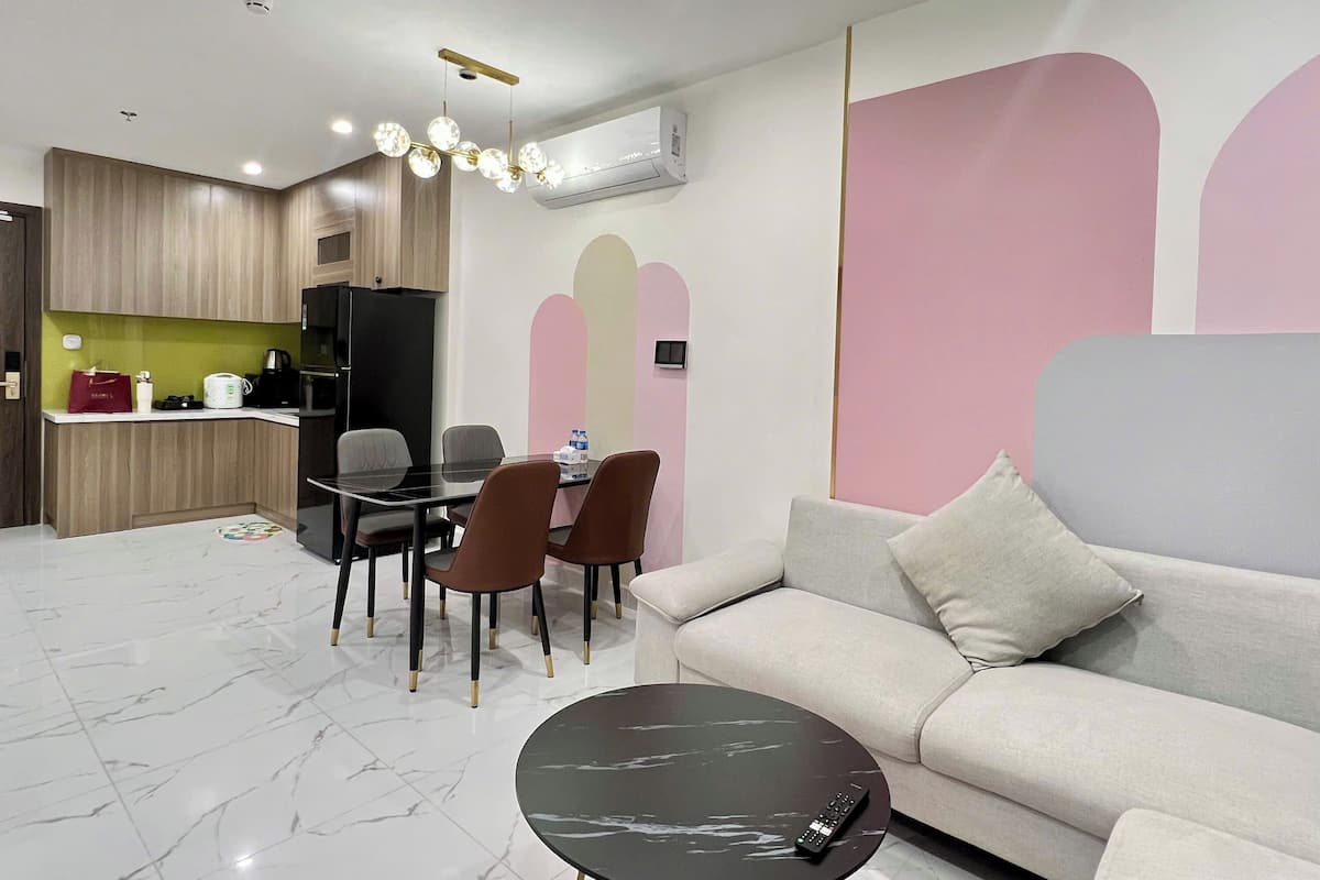 Apartamento panorâmico, sacada, vista para a cidade | Área de estar | TV de tela plana