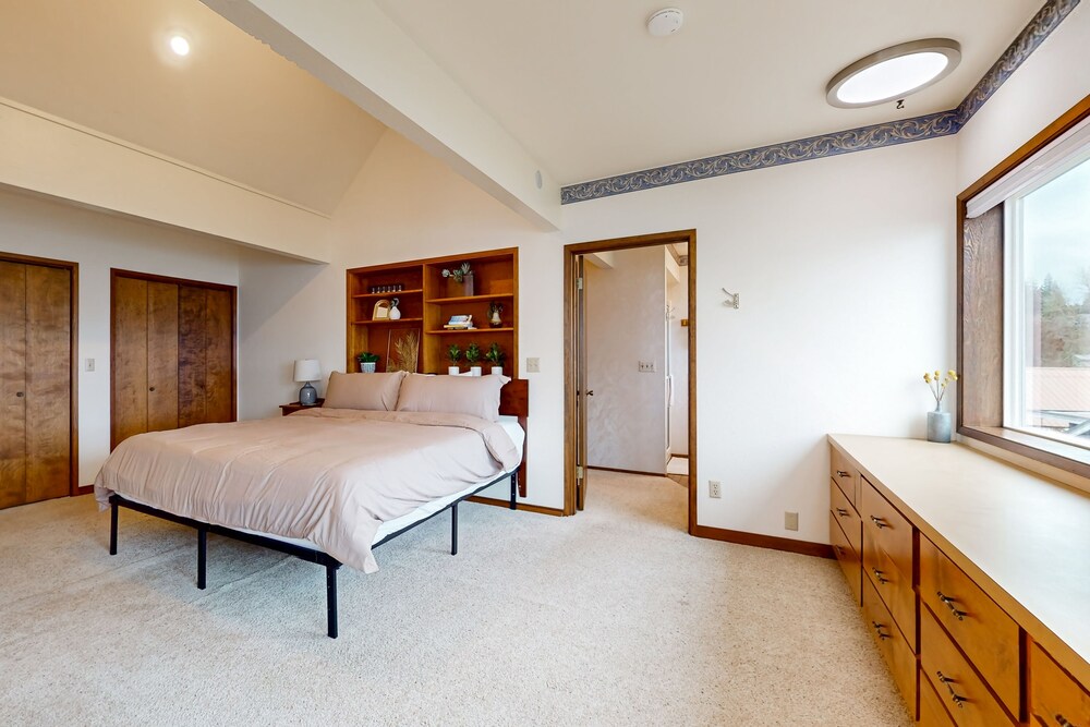 Charming waterfront cabin with expansive decks, and direct beach access ...