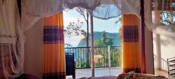 Secretária, secretária adequada para computadores portáteis 