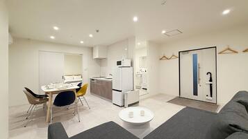 Apartamento Deluxe | Sala de estar | Smart TV