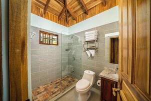 Bungalow Nobre | Casa de banho | Um secador de cabelo, toalhas fornecidas, sabão, champô