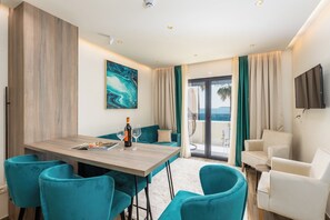 Suíte luxo, 1 cama de casal e sofá-cama, sacada, vista para o mar | Área de estar