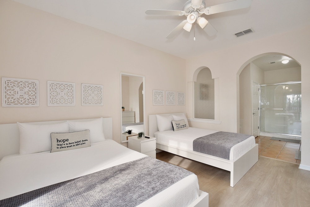 New in the market 2 bedroom apt with big terrace - Four Corners | Vrbo