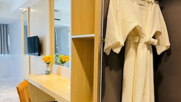 Quarto casal luxo, vista para a piscina | Cofres nos quartos, escrivaninha, espaço de trabalho para notebook