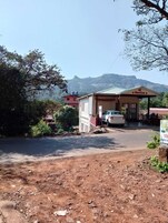 Um pequeno edifício com uma placa que diz 'Shri + Kilanik +'.
