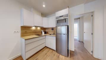 Apartamento Superior | Cozinha privada | Um frigorífico, um micro-ondas, um forno, utensílios de cozinha