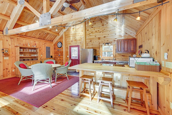 15 Mi To Snowshoe Resort: Cabin W/ Deck & Fire Pit - West Virginia