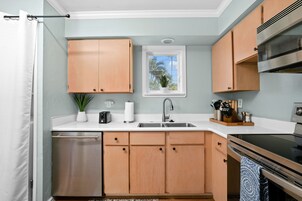 Condo, 2 quartos | Cozinha privada | Geladeira, fogão, cooktop, cafeteira/chaleira