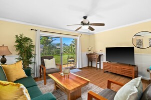 Condo, 2 quartos | Área de estar | Smart TV