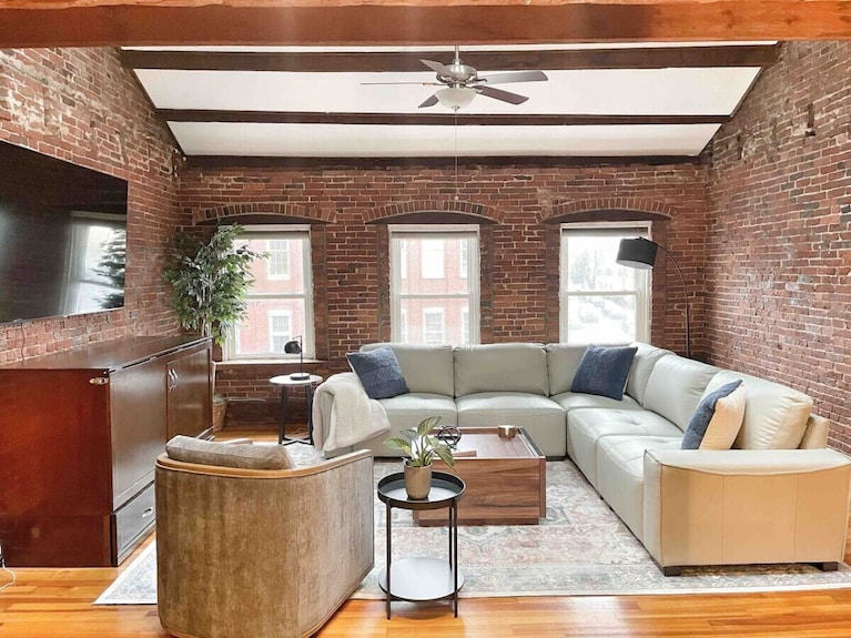 City Loft Group Getaway King Downtown Location - Newburyport, MA