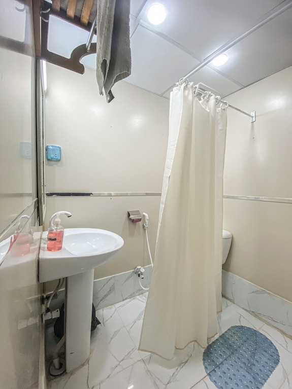 Executive Triplet Room With One King And One Single Beds, Fully Equipped! - 카라치