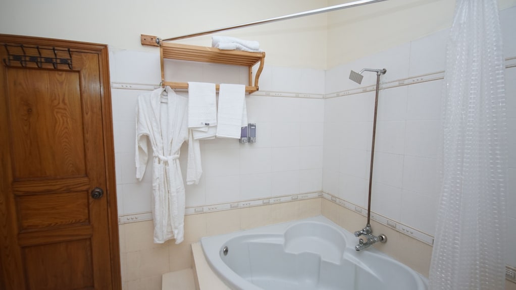 Beautiful Deluxe King Room, Fully Furnished. - Karachi