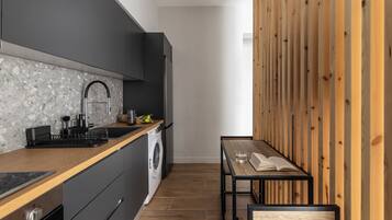 Estúdio, varanda | Cozinha privada | Um frigorífico, um forno, uma placa de cozinha