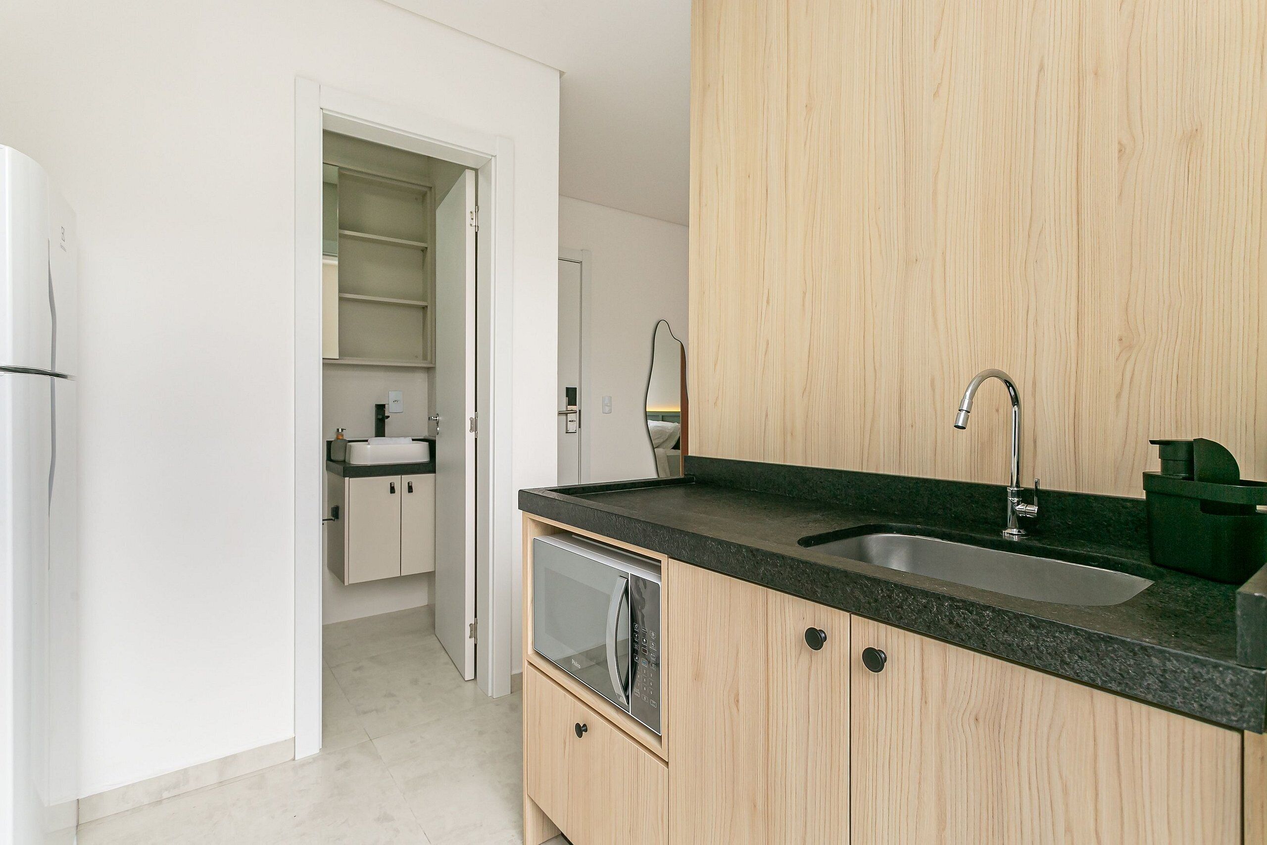 Um frigorífico, um micro-ondas, uma placa de cozinha 