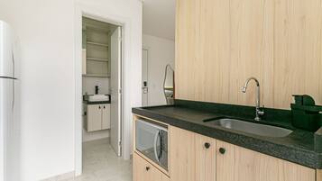 Um frigorífico, um micro-ondas, uma placa de cozinha