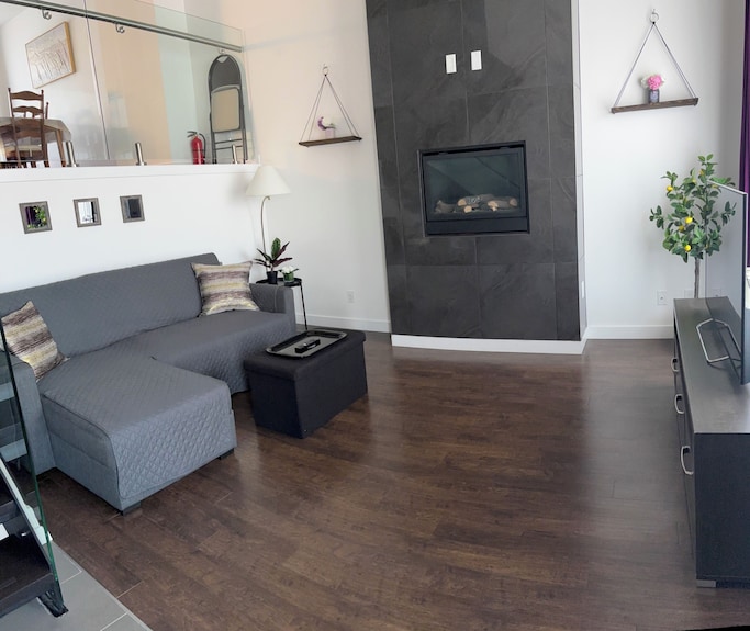 Relax & Unwind In This Cozy 3-bedroom Airdrie Townhome - Airdrie