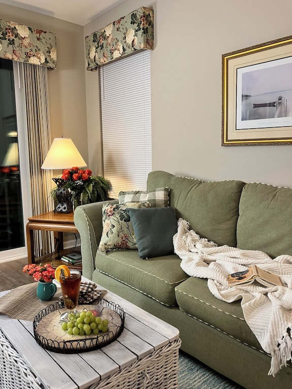 Gorgeous Sunset Pond Views With Coastal Comfort Just Minutes To The Ocean - 森塞特比奇