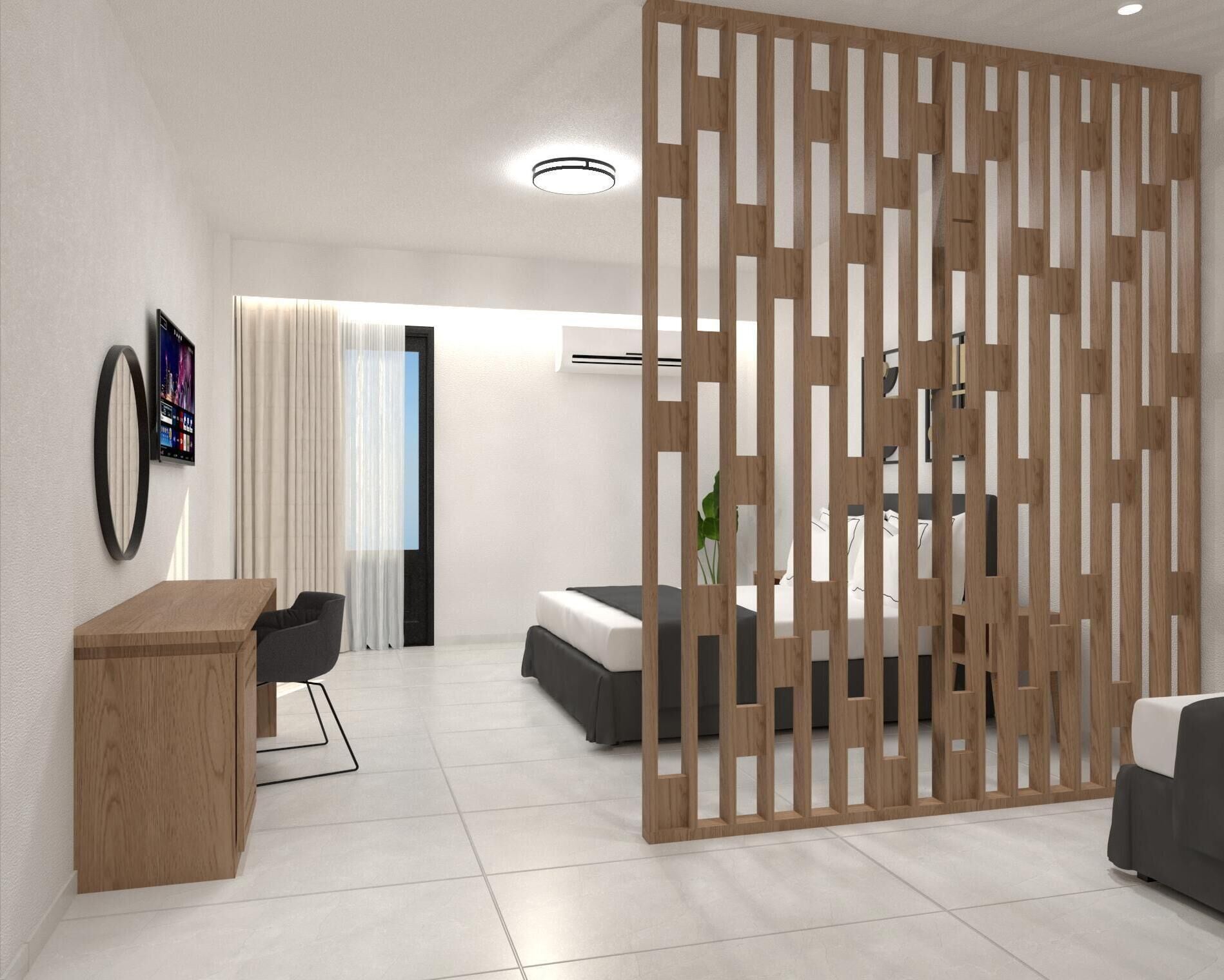 Quarto de hotel moderno com divisória de madeira, escrivaninha com cadeira, cama, televisão fixada na parede e aparelho de ar condicionado.