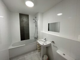 Apartamento conforto | Banheiro | Chuveiro/banheira combinados, produtos de toalete grátis