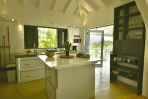 Villa Superior, vista para a praia | Cozinha privada | Um frigorífico/congelador grande, um micro-ondas, um forno 