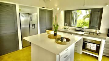 Villa Superior, vista para a praia | Cozinha privada | Um frigorífico/congelador grande, um micro-ondas, um forno