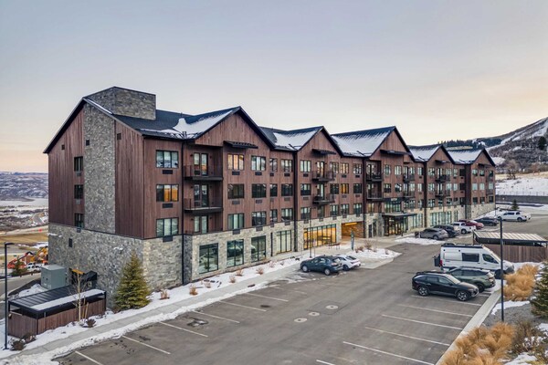 Jordanelle Sunrise Modern Condo, Gondola Access, Year-round Outdoor Fun - Utah