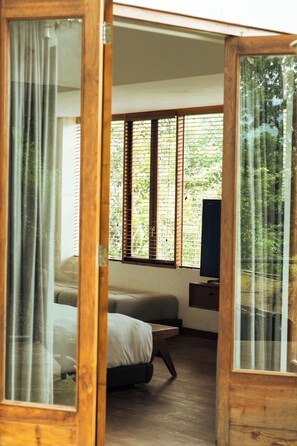 Suíte júnior, sacada | Cofres nos quartos, Wi-Fi de cortesia, roupa de cama