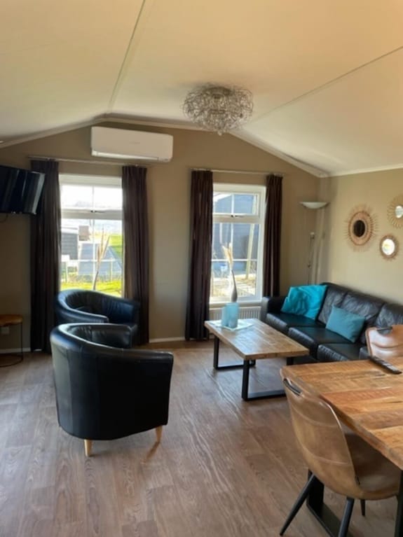 In One Of The Most Beautiful Spots In The Village Of Giethoorn, On The "Bovenwijde" And Situated On Spacious Waterfront Plots, The Chalets Offer Comfort For All Seasons. - ギートホールン