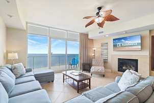 Apartamento Signature em Condomínio Fechado, 3 quartos, varanda, vista para a praia | Sala | Smart TV de 55 polegadas com canais via satélite, lareira