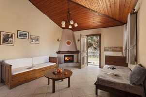 Apartamento, 1 quarto, varanda, vista para o lago | Edredões de penas, cofre no quarto, cortinas/cortinados opacos 