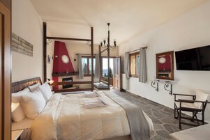 Quarto, vista para o lago | Edredões de penas, cofre no quarto, cortinas/cortinados opacos 