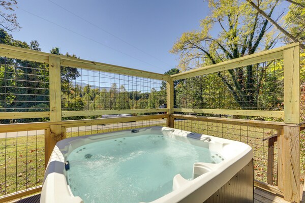 Hot Tub + Game Room: Gatlinburg Family Cabin! - Gatlinburg, TN