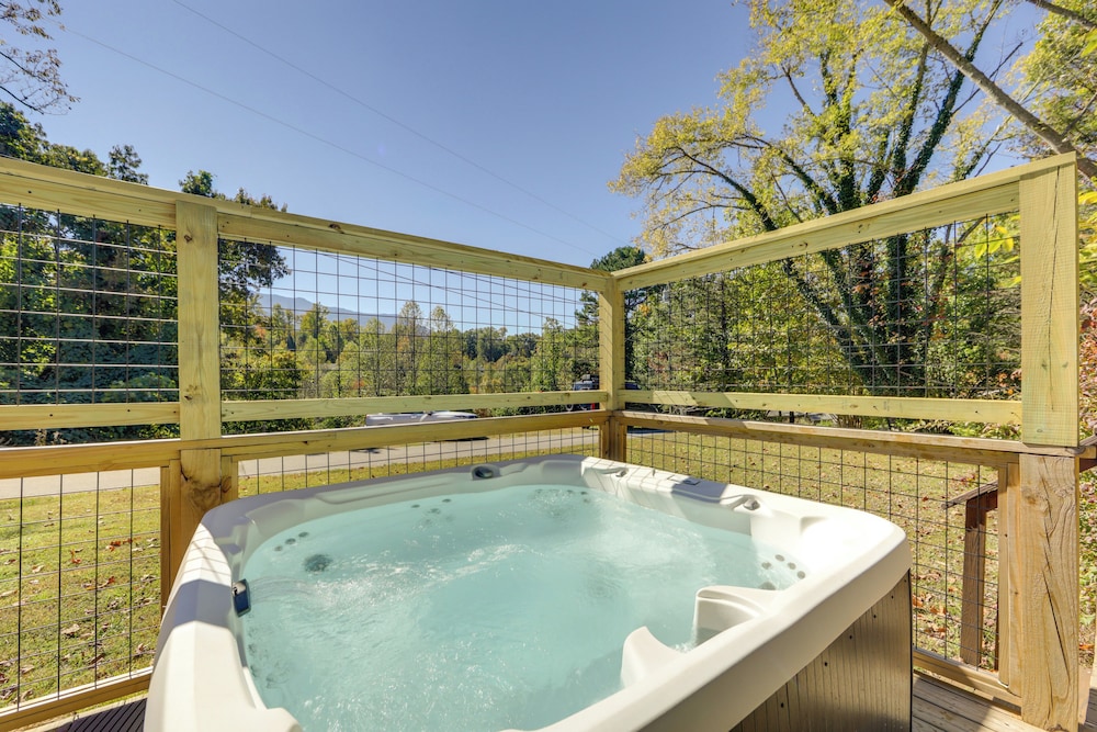 Family-friendly Cabin W/ Hot Tub In Gatlinburg! - Gatlinburg, TN
