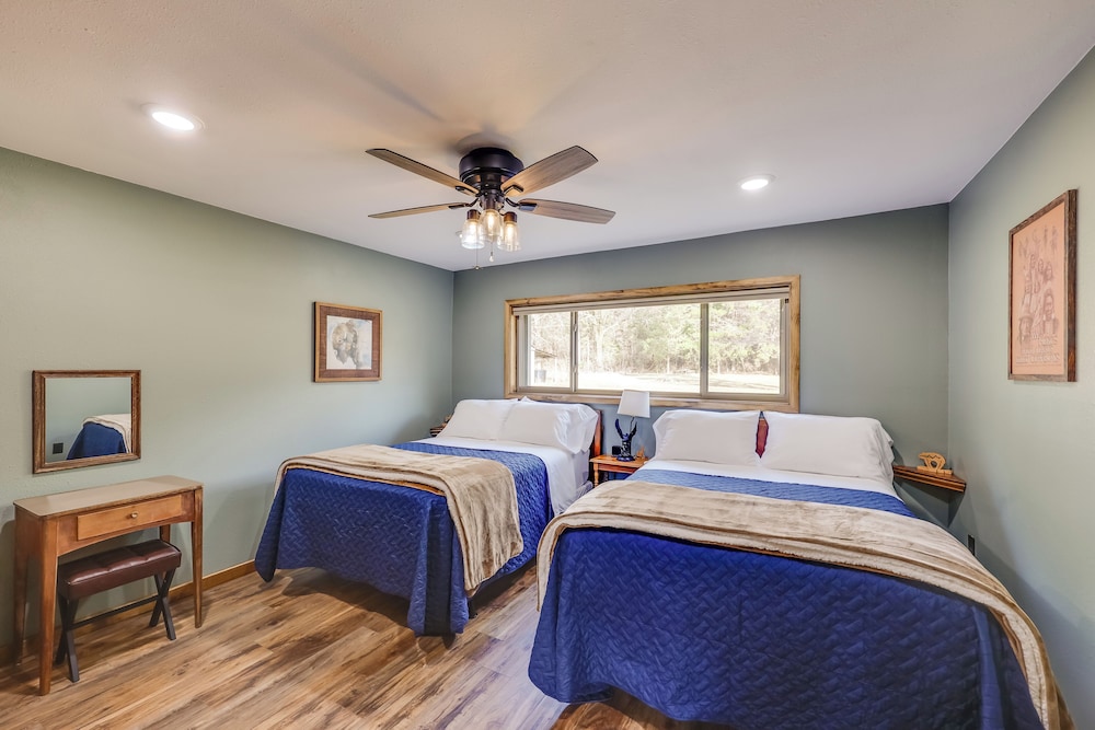 Near Blue Mountain Lake & Atv Trails: Cabin Escape - Mount Magazine State Park, Paris