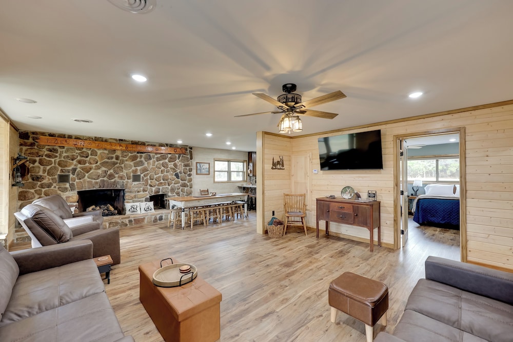 Near Blue Mountain Lake & Atv Trails: Cabin Escape - Mount Magazine State Park, Paris