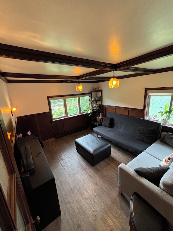 Cozy Riverside Cottage With Private Hot Tub - British Columbia