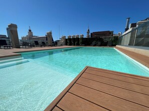 Piscina externa, funciona das 9h às 20h, espreguiçadeiras